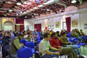 Νέα Ιωνία: Τα βίντεο της εκδήλωσης της “Εκτός Σχεδίου” (6/4) Παντιέρα ...