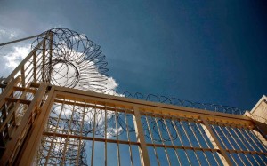 Φυλακές απομόνωσης και «βραχιόλια» Το νέο αστικό όραμα για τους ...