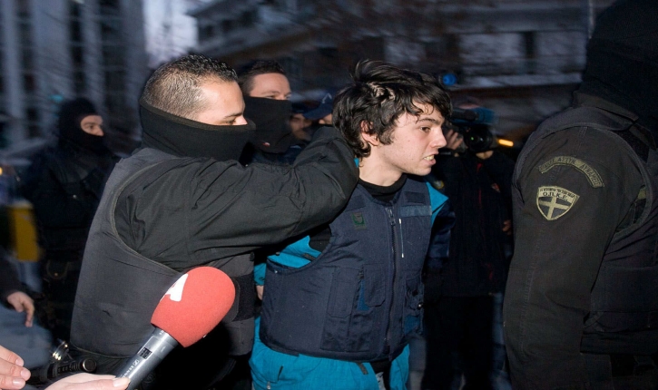 Δεσμεύσου ρε! Τι σου ζητάνε; Παντιέρα αντικαπιταλιστική ενημέρωση