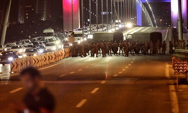 Απόπειρα πραξικοπήματος στην Τουρκία – Συγκρούσεις για τον έλεγχο Κων ...