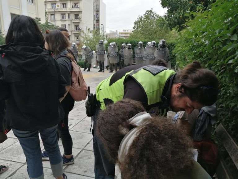 ΑΣΟΟΕ: ΜΑΤ ρίχνουν χημικά & ξύλο σε φοιτητές, εγκλωβισμένοι τραυματίες ...