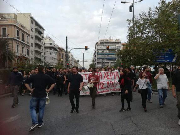 ΑΣΟΟΕ: ΜΑΤ ρίχνουν χημικά & ξύλο σε φοιτητές, εγκλωβισμένοι τραυματίες ...